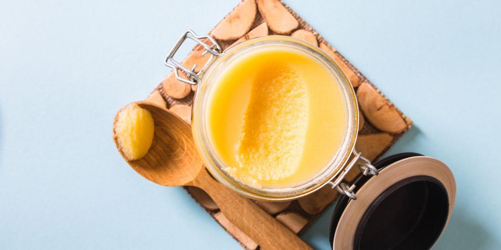 Cos'è il burro chiarificato ghee? Ecco le differenze con il burro ...